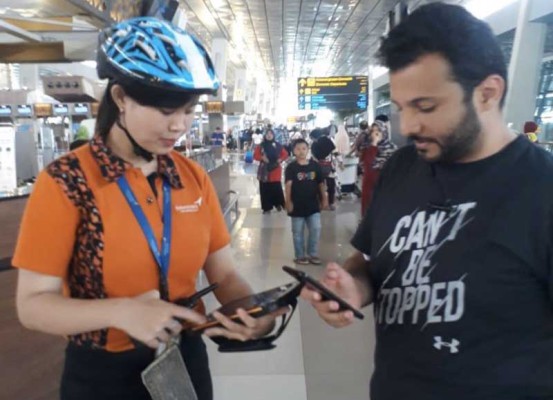 Keder Soal Info di Bandara Soetta, Tanya ke Dilan dan Tasya!