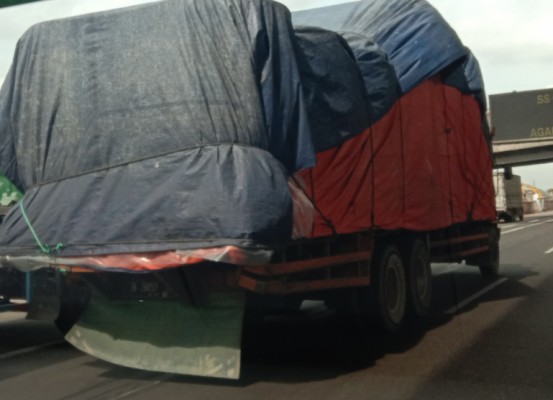 Begini Truk Bermuatan Segede Gaban Beroperasi di Tol Cikampek Jumat 24 ...