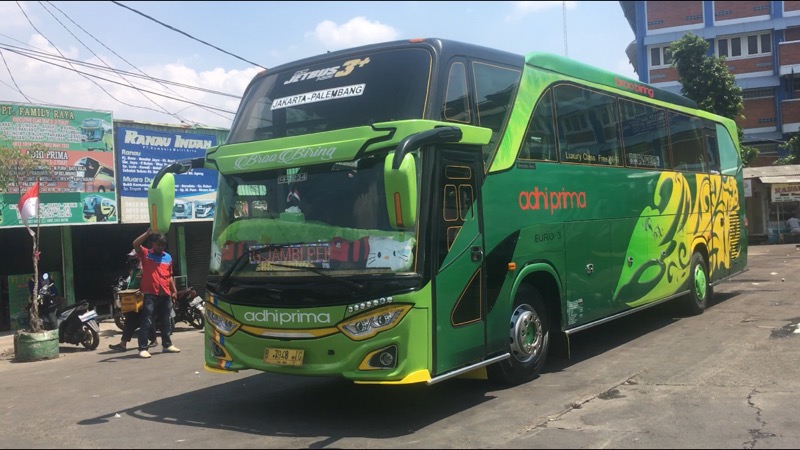 Pramugari Bus Adhi Prima Semangat Angkat Barang di Tengah Terik Matahari