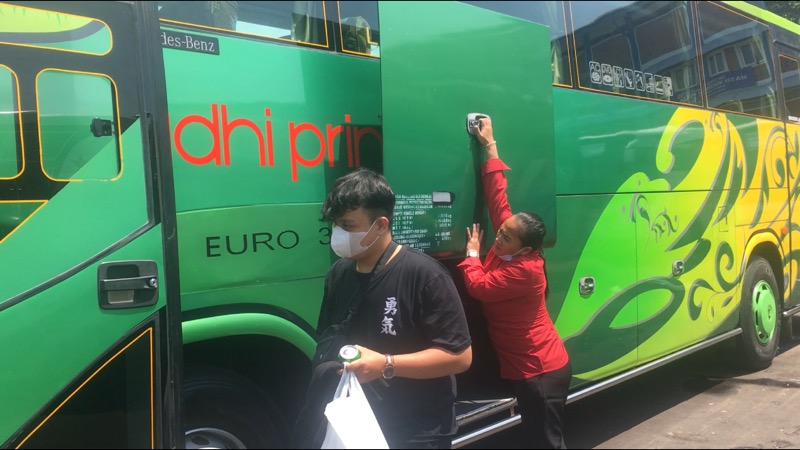 Pramugari Bus Adhi Prima Semangat Angkat Barang di Tengah Terik Matahari