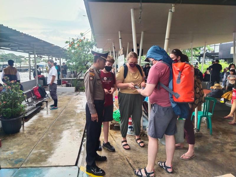 Kehadiran Sat Pam Obvit Layani Masyarakat dan Wisatawan di Dermaga