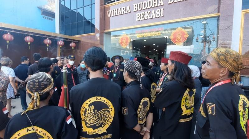 Laskar Macan Ali Kesultanan Cirebon Ikut Kawal Bhiksu Jalan Kaki dari ...