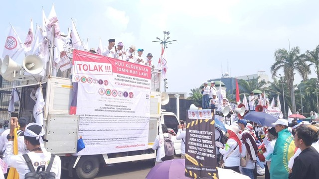 Ada Demo Nakes di Depan DPR, Jalan Gatot Subroto Ditutup