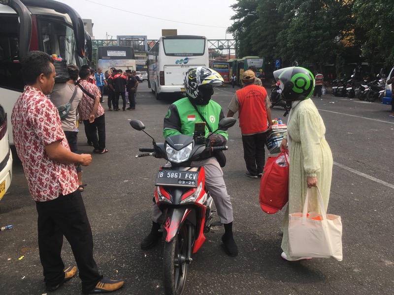 Libur Nataru, Masyarakat Ramai Serbu Terminal Bekasi