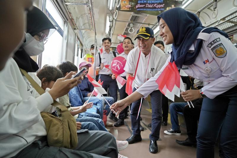 HUT Ke - 79 RI, KAI Commuter Bagikan Bendera Merah Putih, Balon dan Coklat serta meluncurkan KMT ...