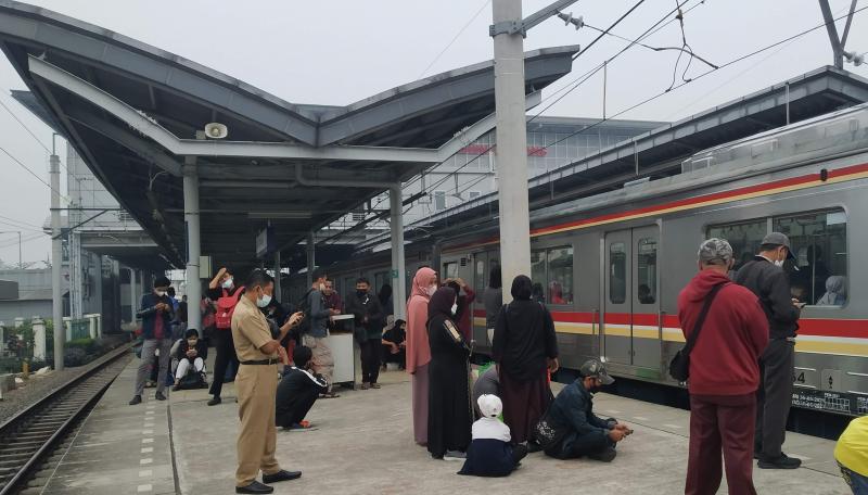 Tiang Listrik Aliran Atas Selesai Diperbaiki, Commuter Line Bekasi ...