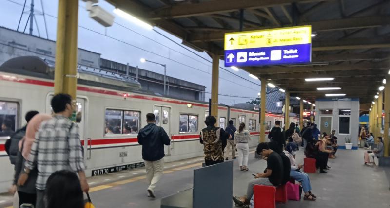 Boleh Makan dan Minum di Dalam Kereta, Ini Aturan Berbuka Puasa di Perjalanan Commuter Line