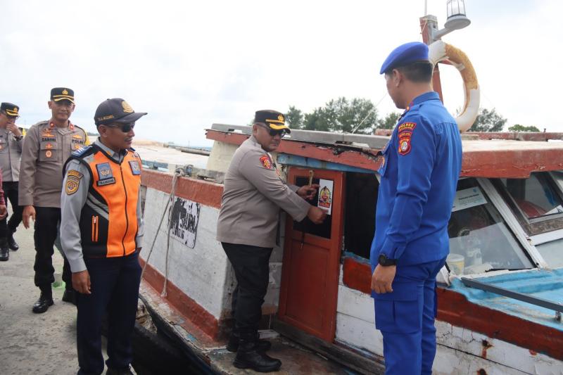 Kapolres Kepulauan Seribu AKBP Ajie Lukman Hidayat Tempelkan Stiker Hotline Polri 110 dan ...
