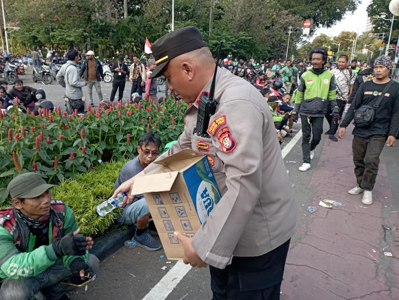 Polisi Tunjukkan Pendekatan Humanis, Aksi Damai Ojol di Patung Kuda Berlangsung Tertib